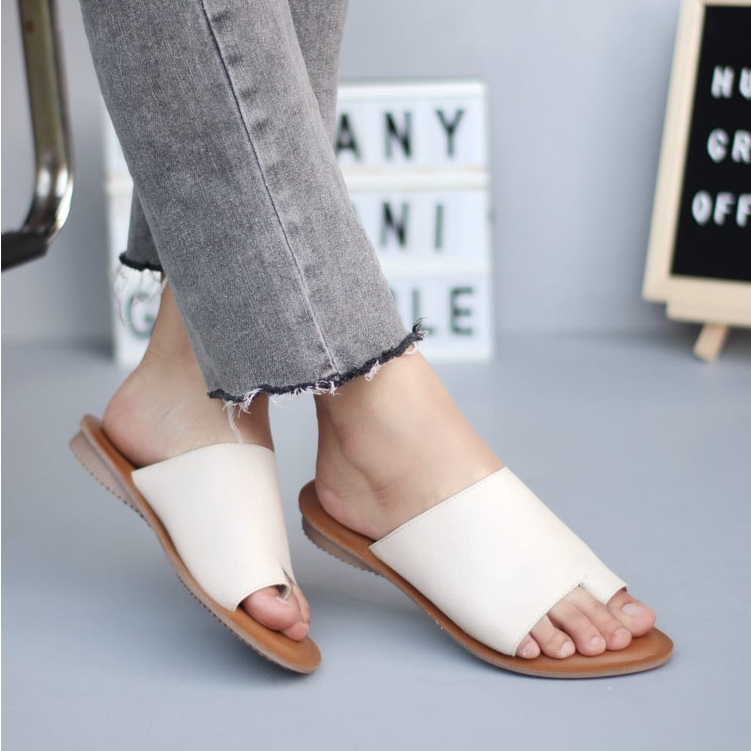Jual GRANDABLE - Sandal Flat Teplek Wanita Kulit Sendal Jepit Simple ...