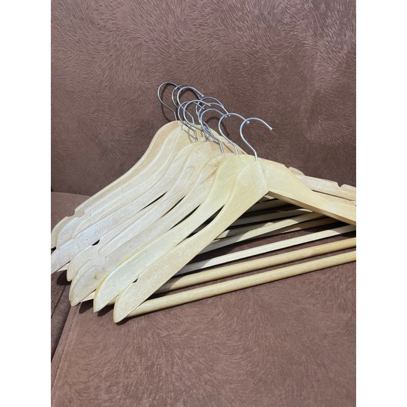 Jual HANGER KAYU/ HANGER BAJU KAYU/ GANTUNGAN BAJU KAYU TALANG | Shopee ...