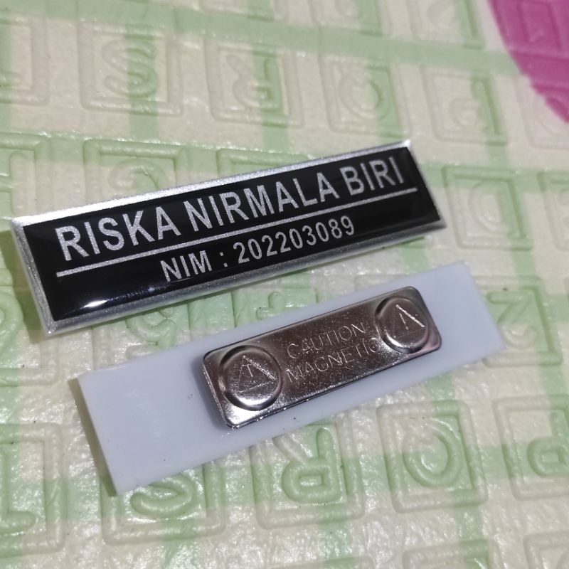 Jual papan nama dada akrilik / nametag cembung warna silver magnet ...