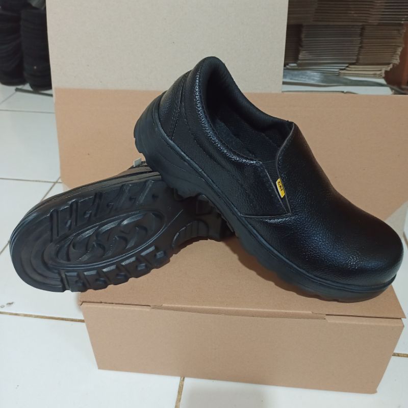 Jual sepatu safety pria ujung besi slip on bahan kulit import anti slip ...