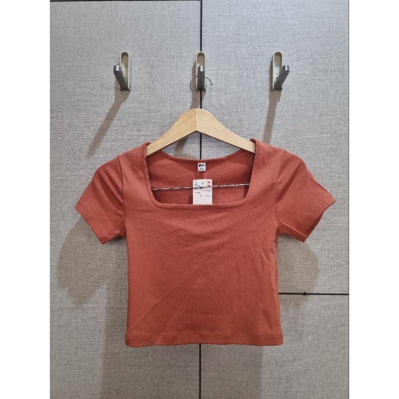Jual Uniqlo Tshirt Crop Kerah Persegi Lengan Pendek | Shopee Indonesia