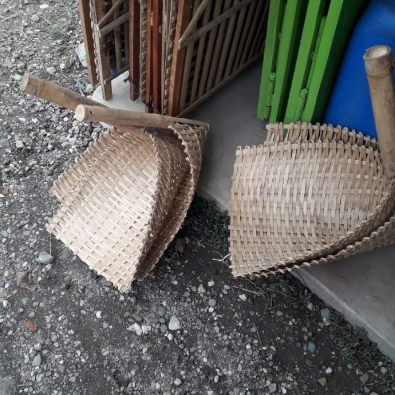 Jual 5 Pengki bambu gagang, anyaman rapi serokan sampah jadul harga ...