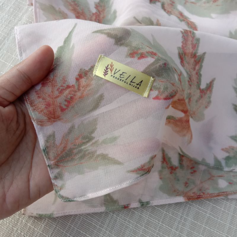 Jual Veila Hijab, Segi empat motif, Bella Square Motif Jahit Tepi Rapi ...