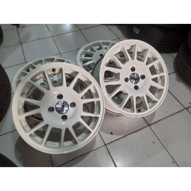 Jual velg racing hsr kondisi second model fe02 r15 pcd 4x100 warna putih pas di city brio vios ...