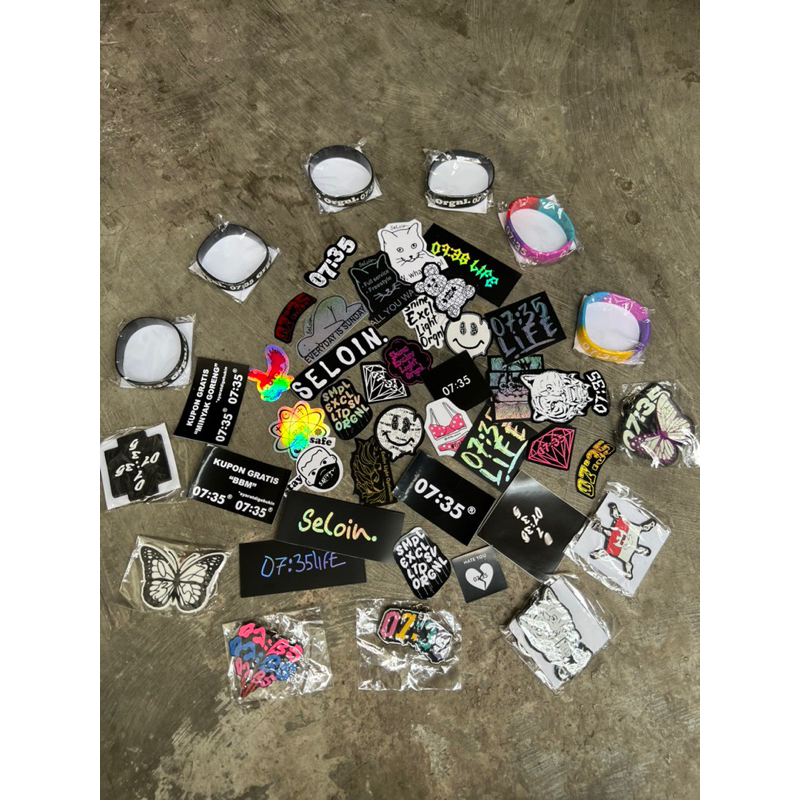 Jual 07:35 - Sticker pack (plus keychain atau bracelet) | Shopee Indonesia