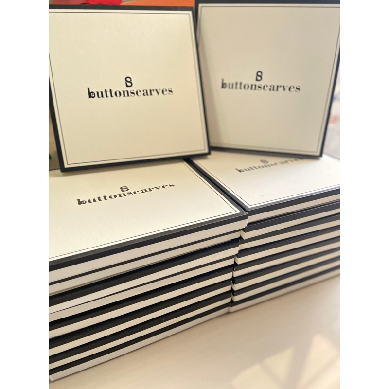 Jual Box Only Original Buttonscarves Basic Scarf (Random) | Shopee ...