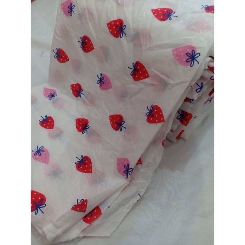 Jual KAIN KATUN PARIS RUBIAH MOTIF STRAWBERRY DASAR PUTIH (2 potong ...