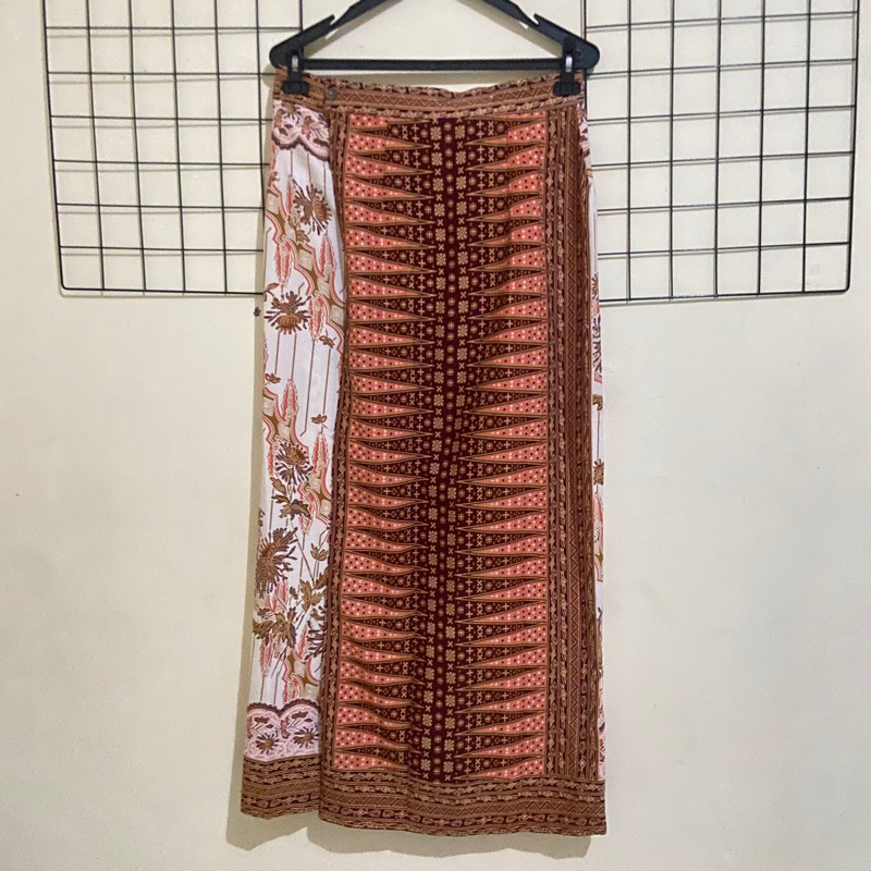 Jual PRELOVED - OUTFIT KONDANGAN ROK PLISKET DAN KEMEJA BATIK WANITA ...