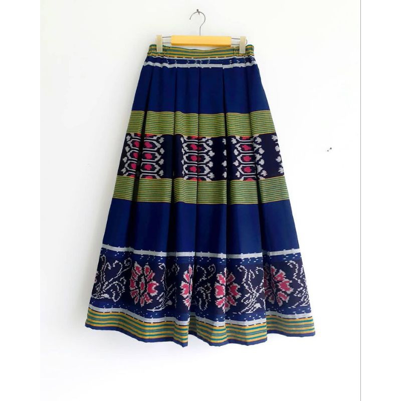 Jual Rok Wiru Panjang Wanita Toraja Hitam/Putih - Rok Tenun Lipit ...