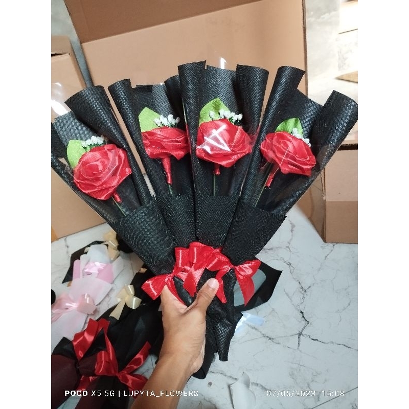 Jual LP01/bucket bunga/Bunga satin/Bunga wisuda/Kado wisuda/buket satin ...