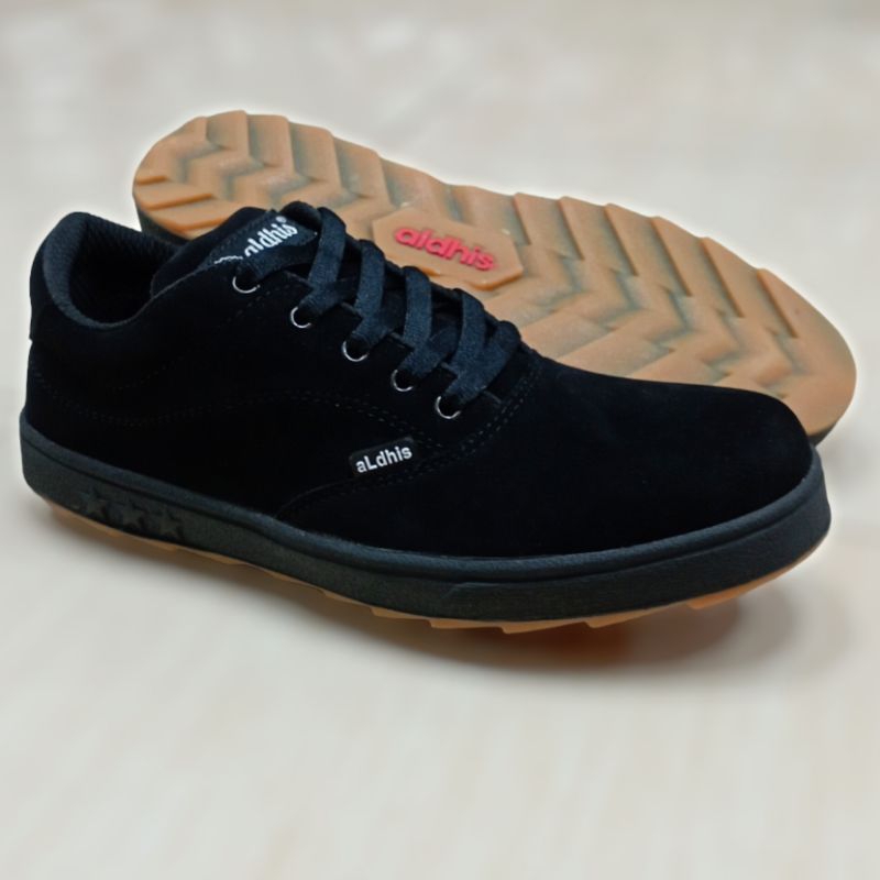 Jual Sepatu Kets Pria Keren Full Black Hitam Polos Sneakers Casual Tren ...