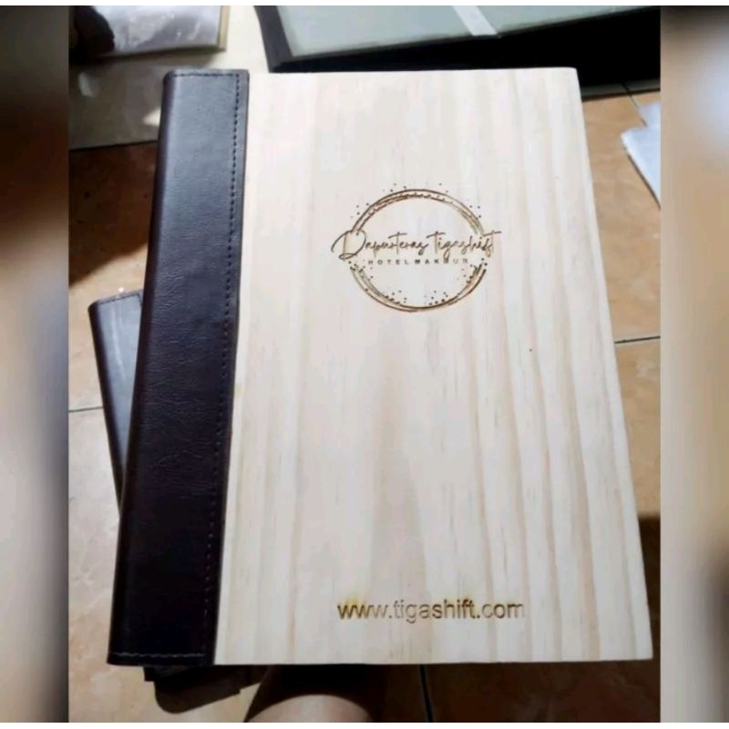 Jual COVER BUKU MENU KAYU UK A4 logo di laser | Shopee Indonesia