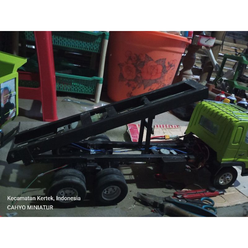 Jual miniatur roda dan sasis dump truk tronton Hino 500..skala 1/10 ...