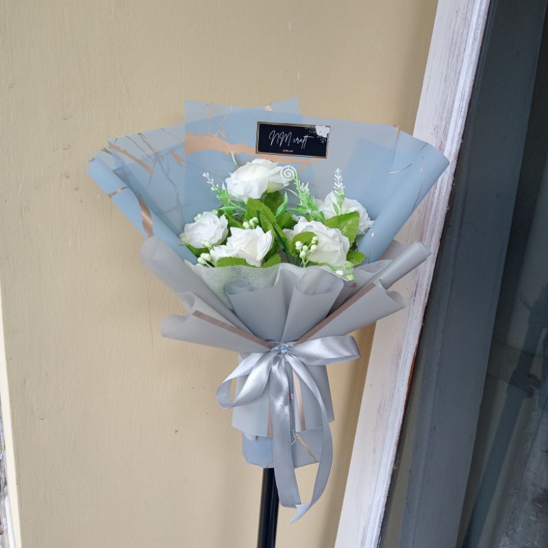 Jual buket bunga mawar merah / buket bunga rose / buket kado wisuda ...