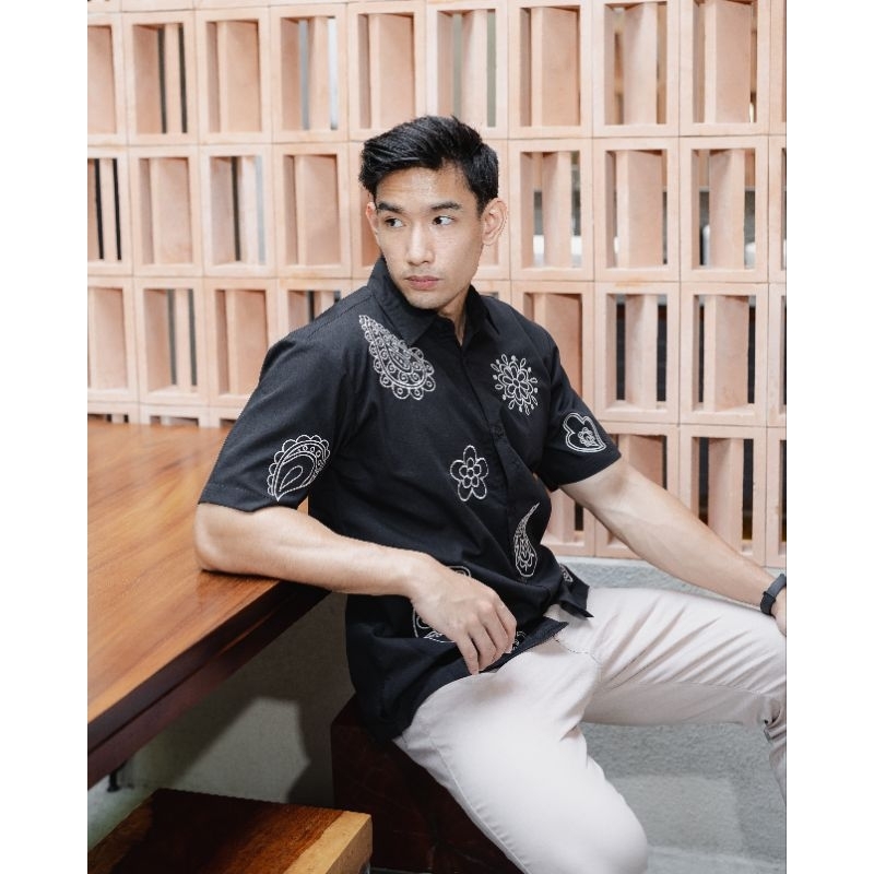 Jual Kemeja Bordir Pria NUC.ID Roman 03 (Hitam) | Shopee Indonesia