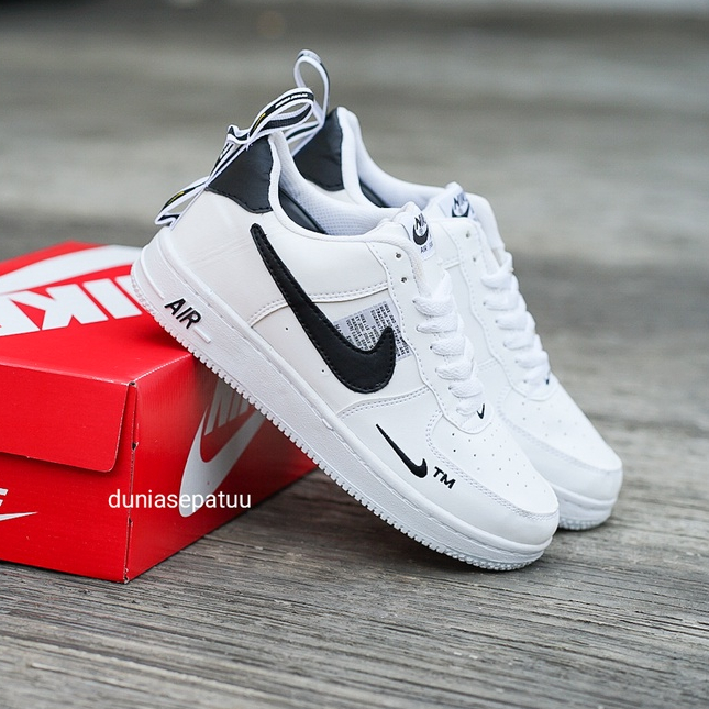 Jual Sepatu Nike Air Force 1 One Utility Low White Black Sneakers Pria ...