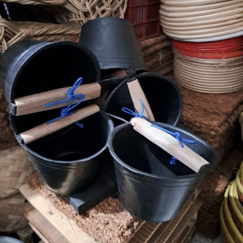 Jual Timba air sumur kerekan JADUL, ember plastik + tali pegangan kayu ...