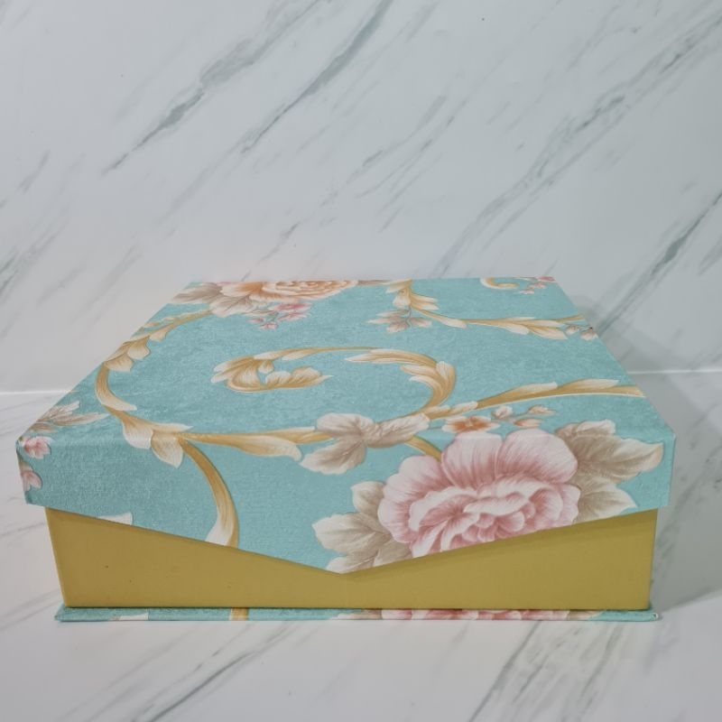 Jual Box Magnet Dasi Flower wallpaper 25x25x8cm / kotak kue hardbox ...