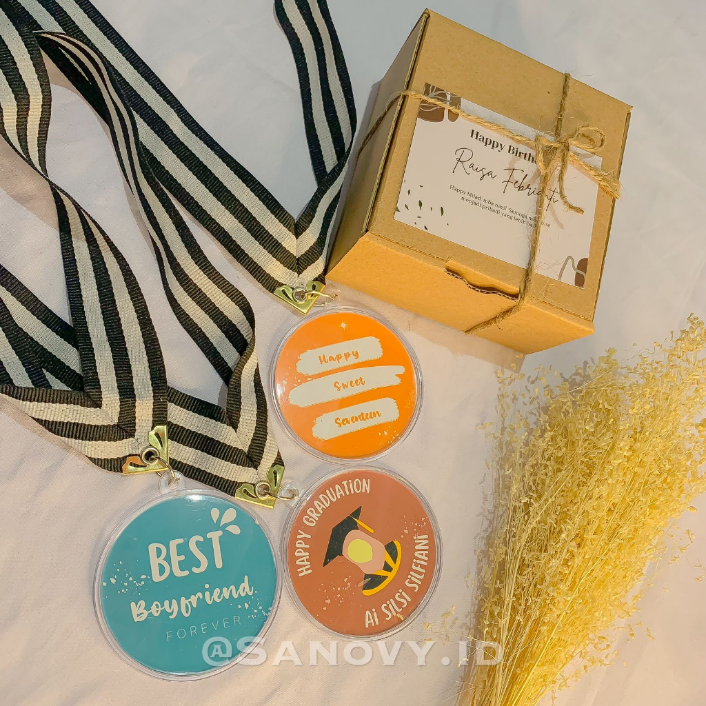Jual Medali Custom - Medali Kelulusan - Medali Akrilik / Best boyfriend / Wisuda Hadiah Murah ...