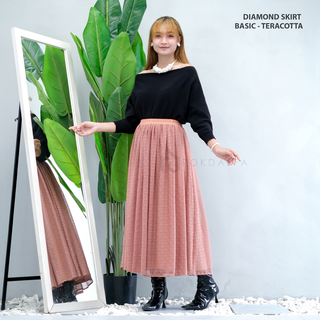 Jual Diamond Skirt Rok Brokat A Line Basic Rempel by Rokdaffa | Shopee ...