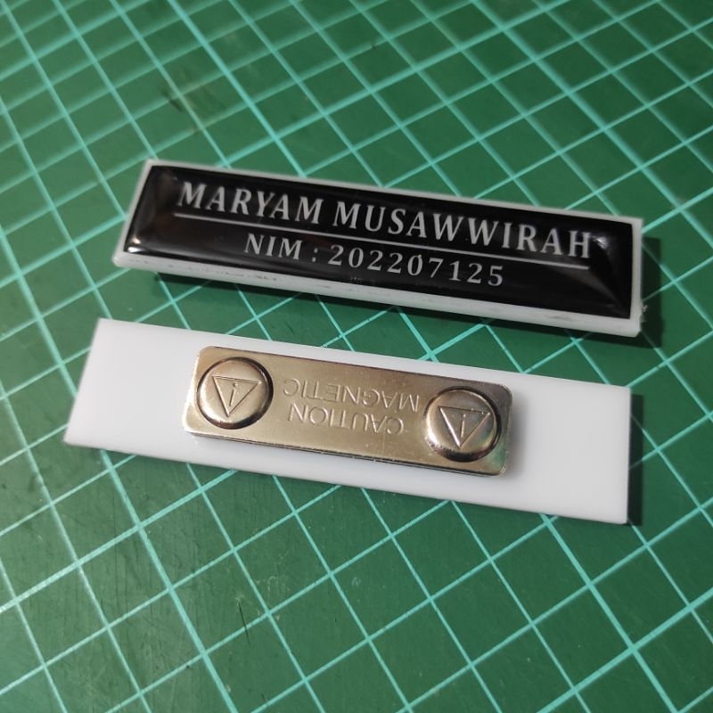 Jual papan nama dada akrilik / nametag akrilik magnet | Shopee Indonesia