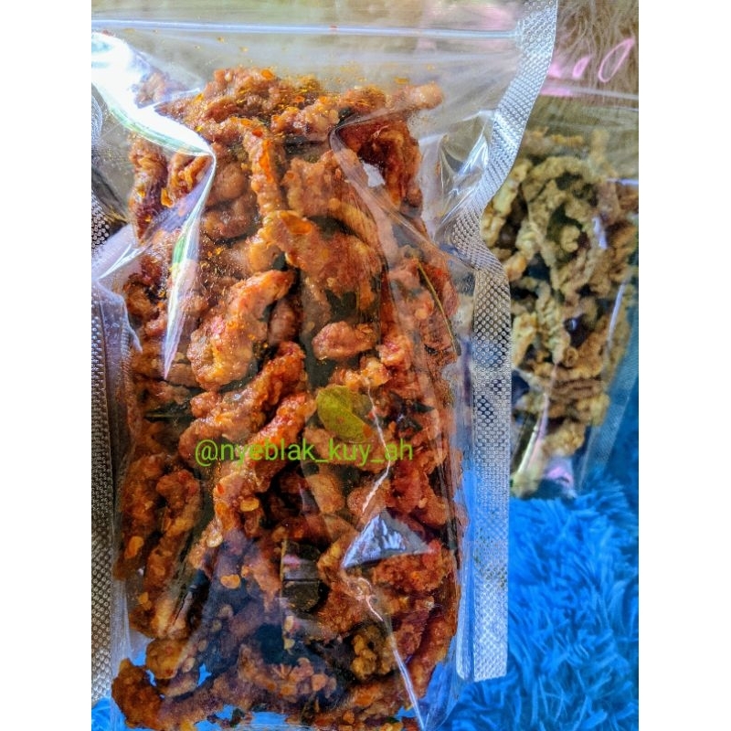 Jual KRIPIK USUS KRISPY PEDAS AROMA DAUN JERUK KEMASAN 100gram | Shopee ...