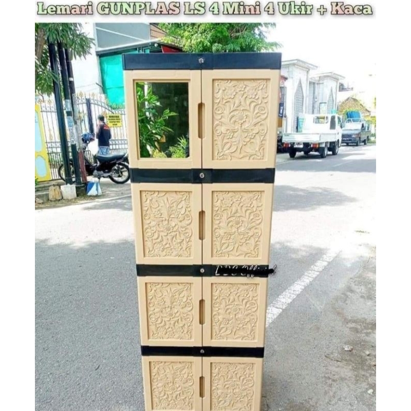 Jual Lemari Gunplas 4 pintu plus cermin | Shopee Indonesia