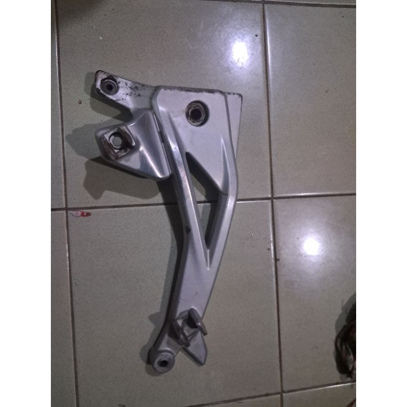 Jual footstep kiri bajaj pulsar 180 220 ug4 original | Shopee Indonesia