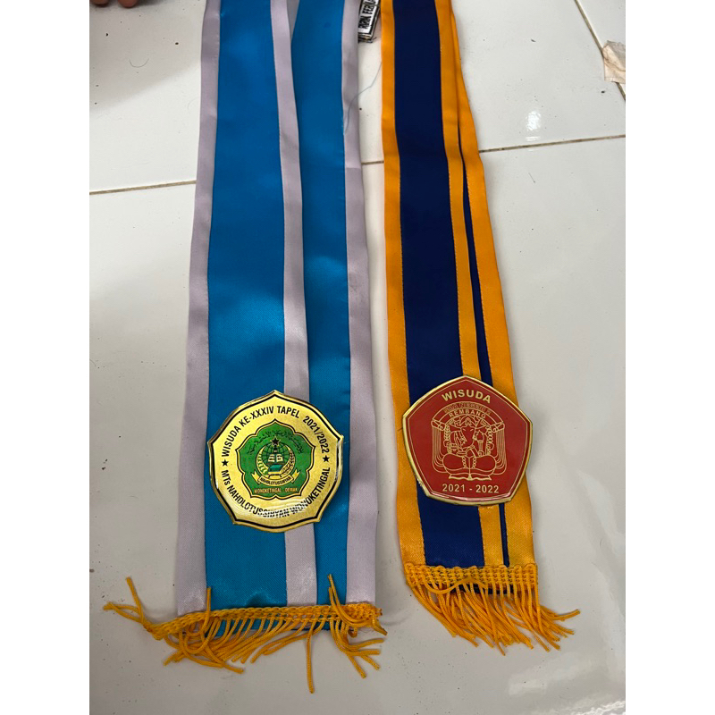 Jual Samir Wisuda, Kalung Wisuda Sepaket Logo Kuningan | Shopee Indonesia