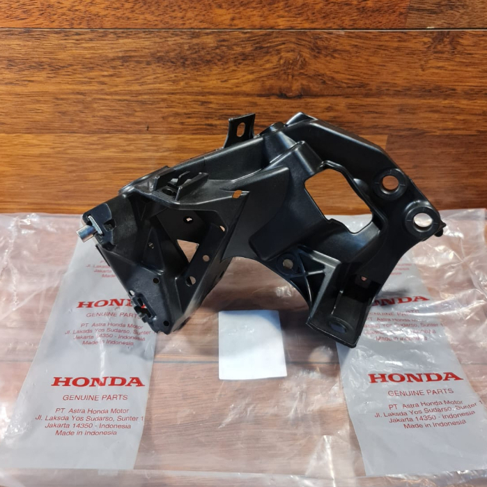 Jual (PCX 160) HONDA ORI - BATOK LAMPU KIRI/ STAY LEFT FRONT COVER ...