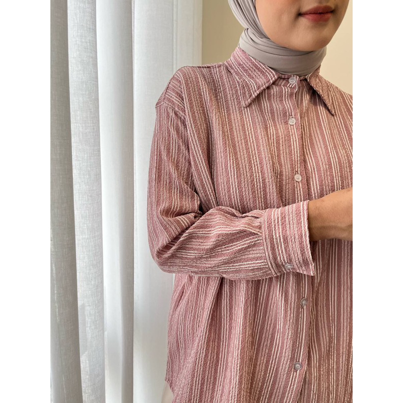 Jual Diara Shirt - kemeja crinkle - kemeja kerja wanita - kemeja stripe | Shopee Indonesia