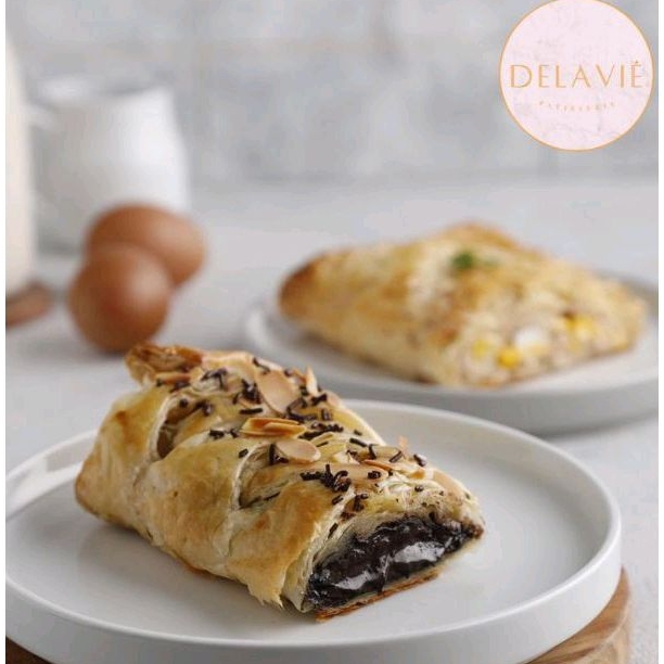 Jual Choco puff original /choco banana melted puff pastry (delavie ...