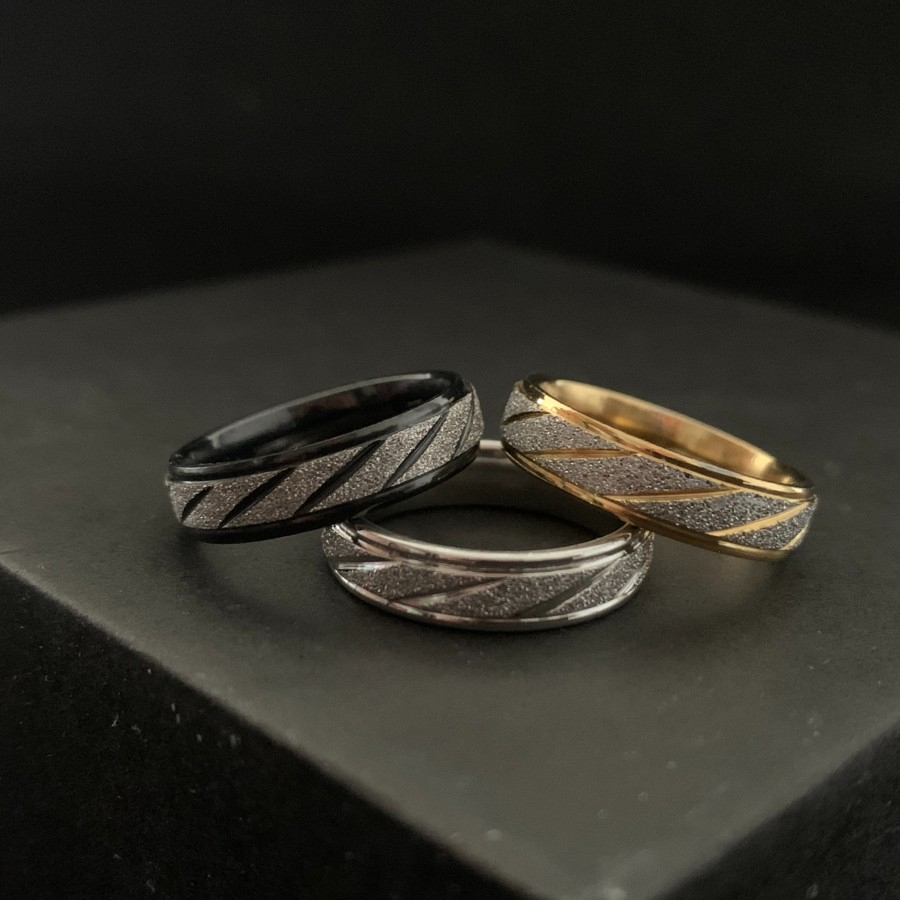 Jual Cincin Pria Hitam Silver Titanium / Cincin Couple Anti Karat Ori ...