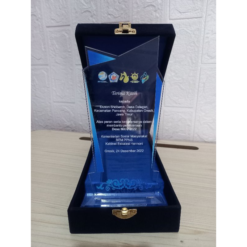 Jual Plakat Akrilik Custom + box | Plakat Wisuda | Plakat Magang ...