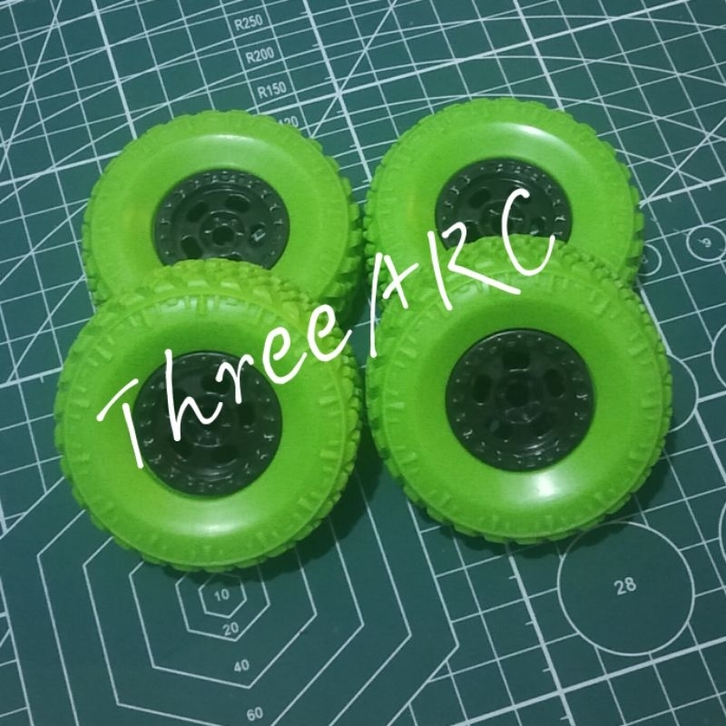 Jual 4 pcs ban dan velg roda mobil remote control rock climbing skala 1 ...