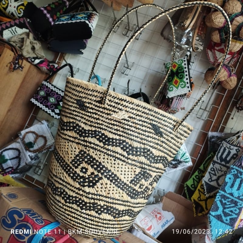 Jual Tas Rambat Rotan motif khas dayak - tas rotan etnik suku dayak ...