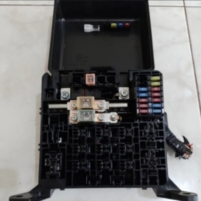 Jual Box Sikring / Fuse Box Isuzu Panther Kapsul Lengkap Original ...