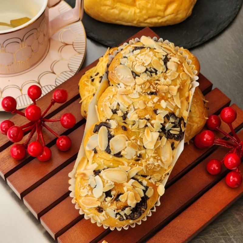 Jual Roti Cokelat Almond / Choco Almond Buns | Shopee Indonesia