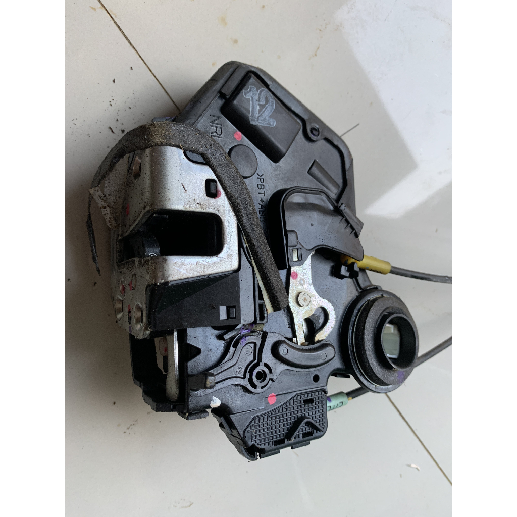 Jual Doorlock Door Lock Fortuner Innova Inova Hilux Original | Shopee ...