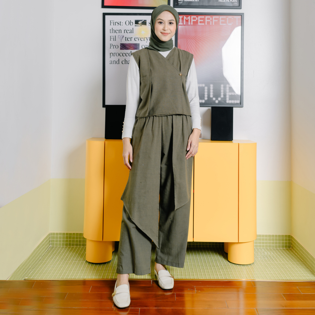 Jual Lozy Hijab - Nami Set (One Set Vest Rompi Linen) | Shopee Indonesia