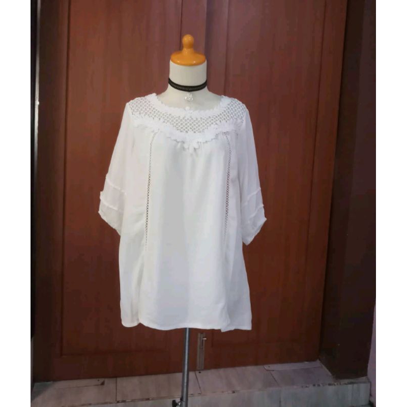 Jual ATASAN BLOUSE PUTIH RENDA PRADA | Shopee Indonesia
