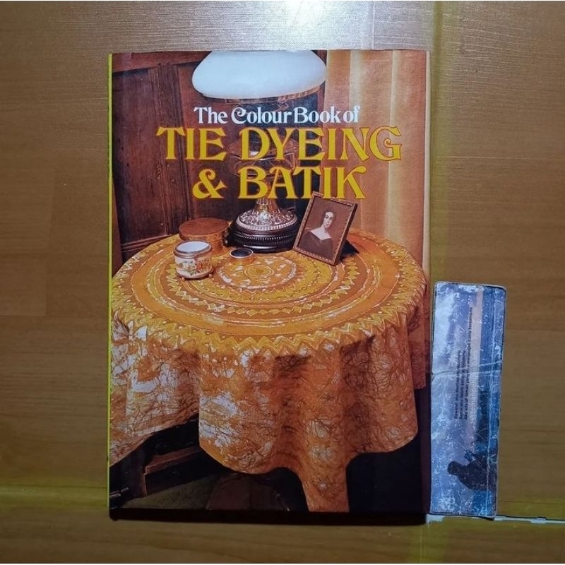 Jual Buku The colour book of TIE DYEING & BATIK | Shopee Indonesia