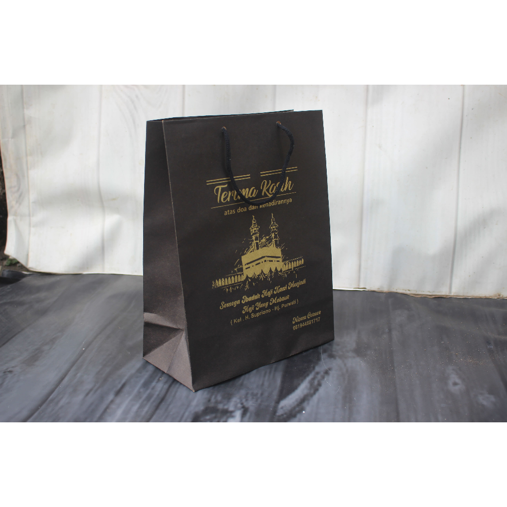 Jual paper bag hitam free sablon emas ukuran 20x10x25 | paper bag ...