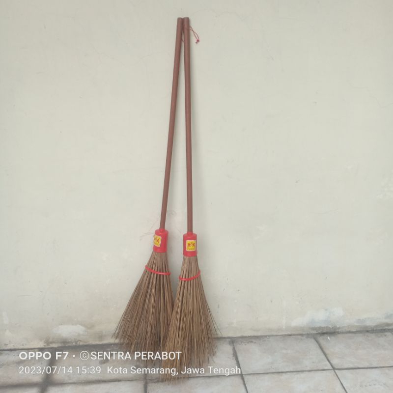 Jual Sapu Lidi Gagang Panjang 2 Macan Asli [ Merah & Hijau ] Sapu Taman ...