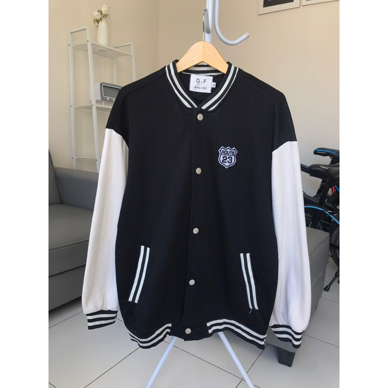 Jual Varsity Pria Hitam Putih (preloved) | Shopee Indonesia