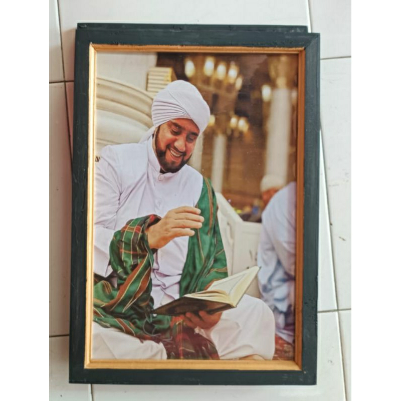 Jual hiasan dinding poster habib syech Assegaf plus bingkai ukuran 53*35 | Shopee Indonesia