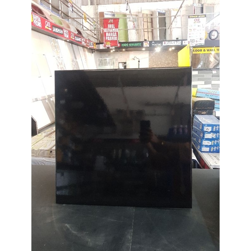 Jual KERAMIK LANTAI 50X50 HITAM POLOS KILAP / KERAMIK HITAM POLOS 50X50 ...