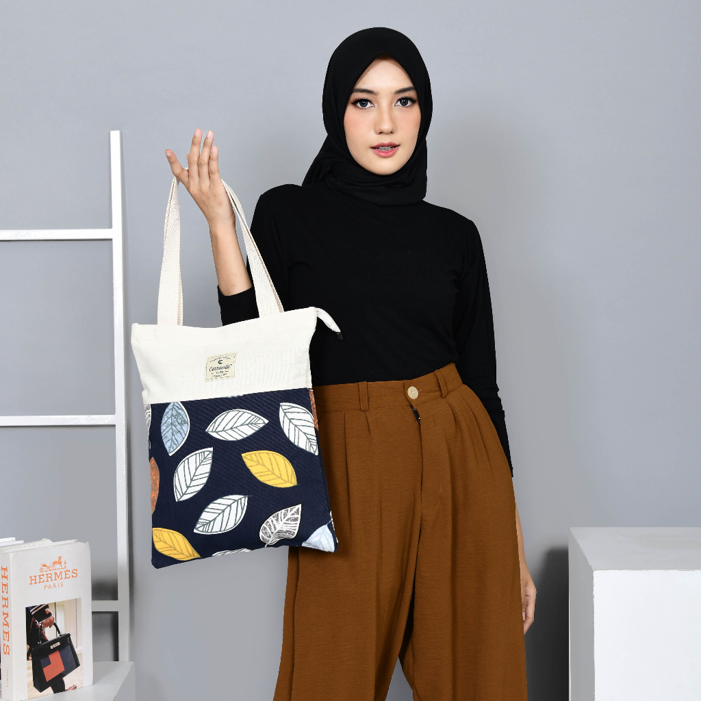Jual Tas Tote bag Resleting Wanita Ready stock bahan kanvas polos dan canvas motif. | Shopee ...