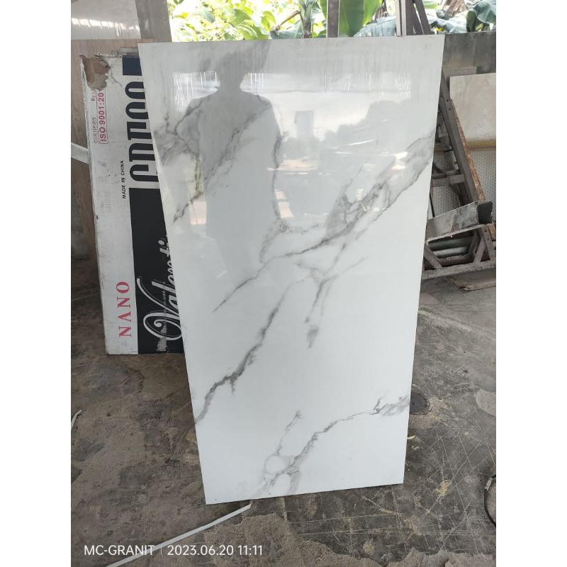 Jual granit lantai putih motip marmer glosy 60x120 , list plint, tangga ...