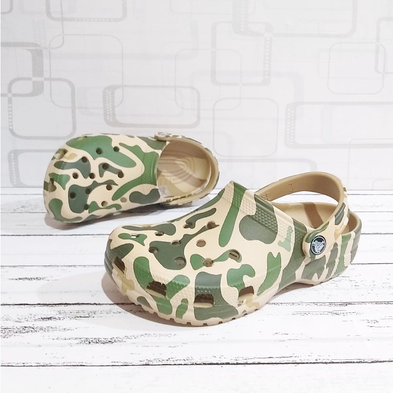 Jual Crocs Classic Printed Camo Clog Sandal Clog Motif Army Sandal Clog Pria | Shopee Indonesia